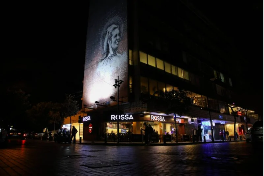 In the mirror of Hamra Street, the reflection of a shattered Lebanon ...