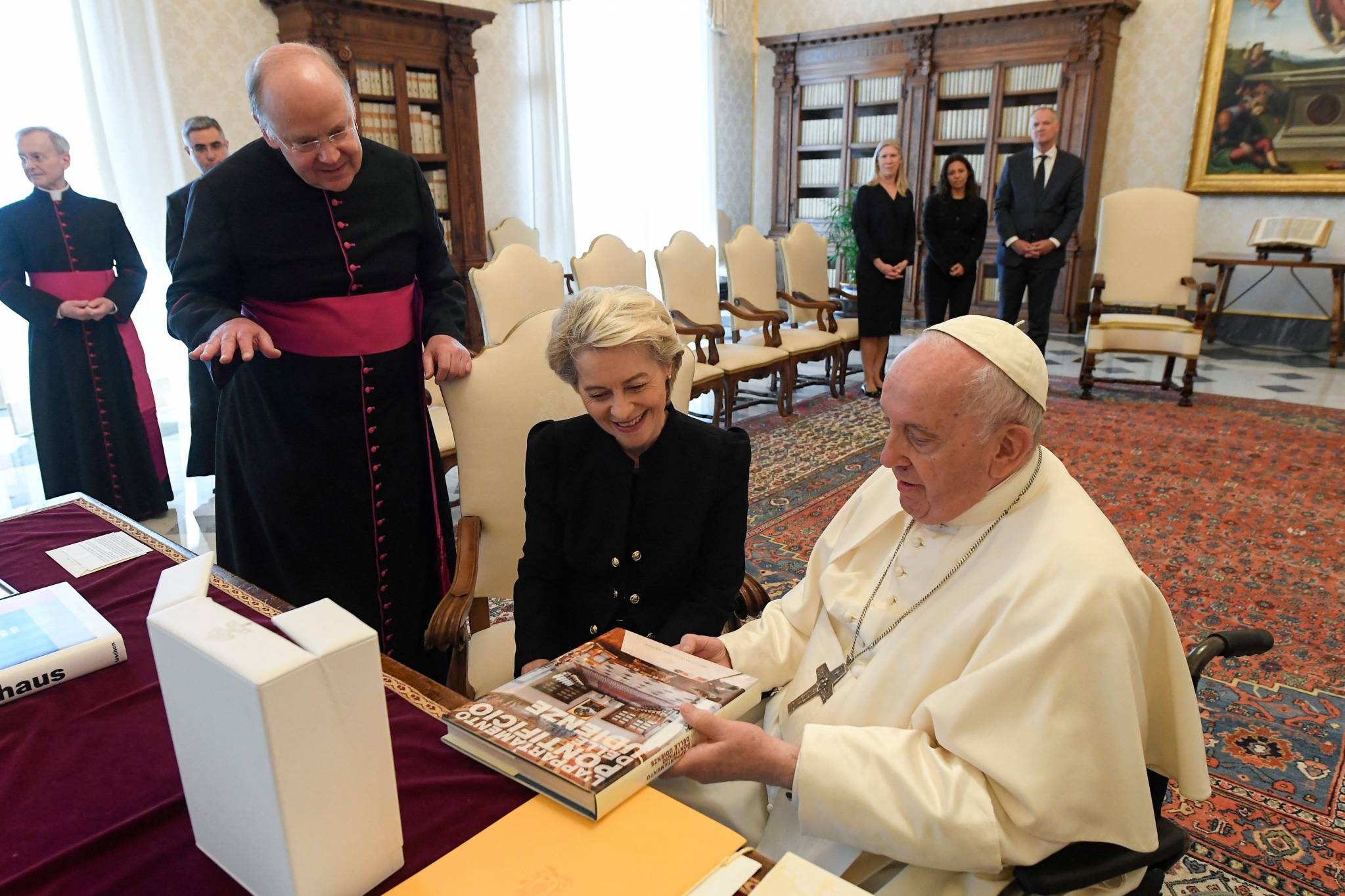 Le pape, souffrant du genou, reporte sine die son voyage en Afrique - L ...