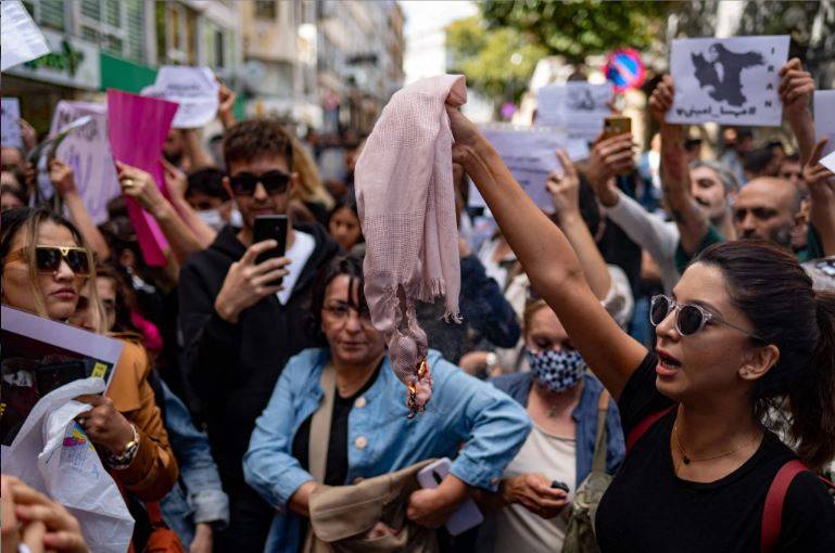 Istanbul woman cuts her hair to protest death of Iran's Amini - L ...
