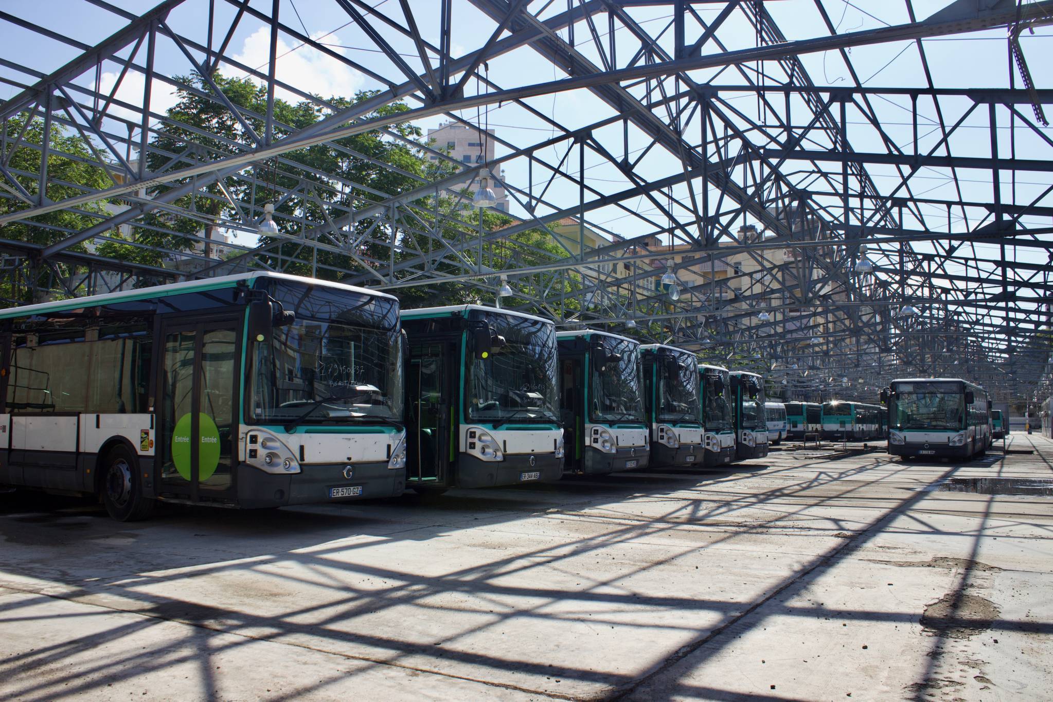Les raisons derrière l'arrêt de la mise en service des bus français à ...