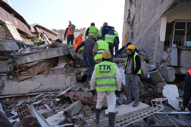 Teenage girl rescued from rubble 248 hours after earthquake in Turkey ...