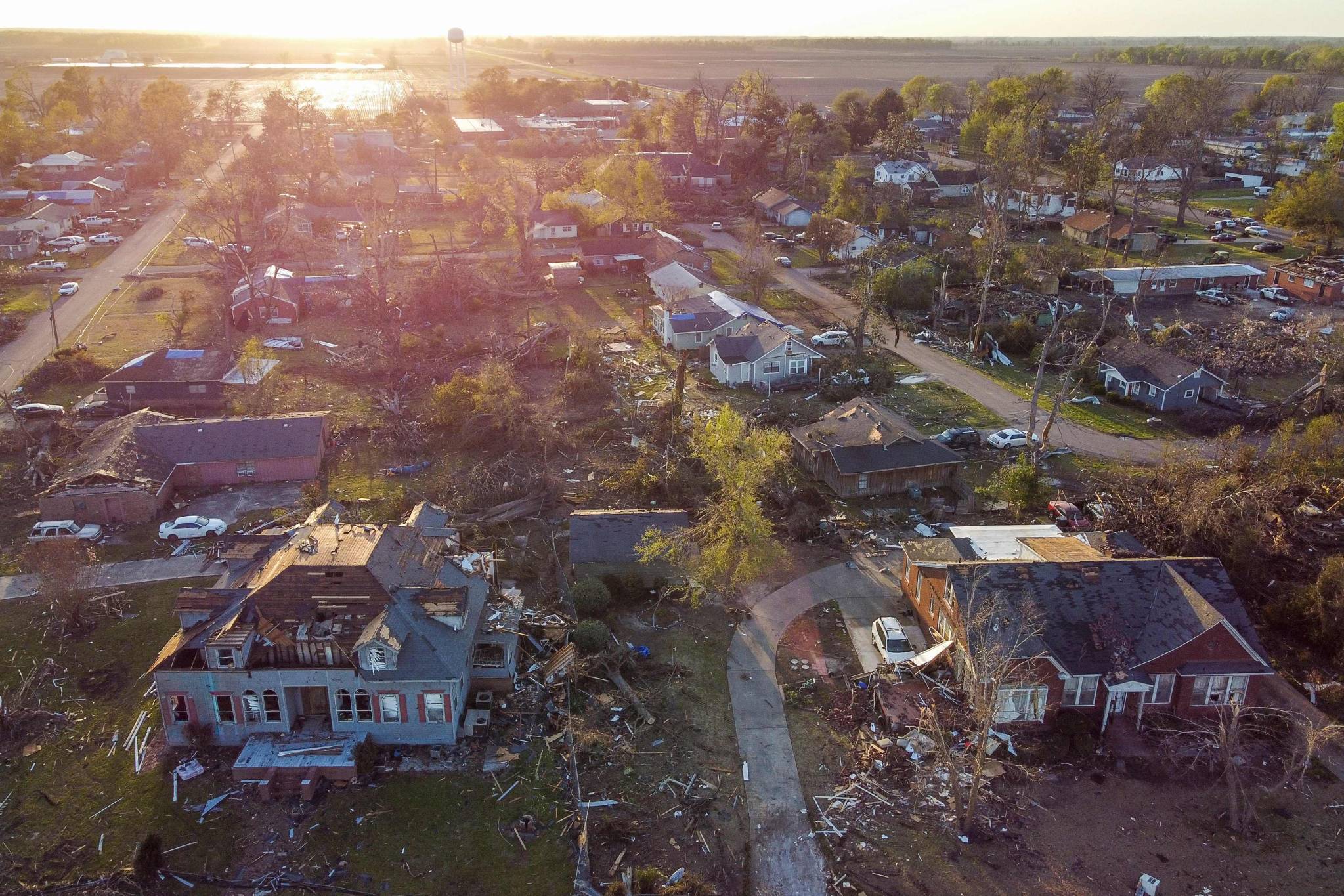 Le Mississippi face à l'étendue des dégâts après les tornades qui ont fait 25 morts - L'Orient ...