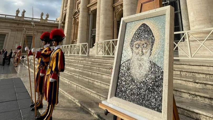 Une mosaïque de Saint Charbel installée au Vatican, liesse au Liban - L'Orient-Le Jour