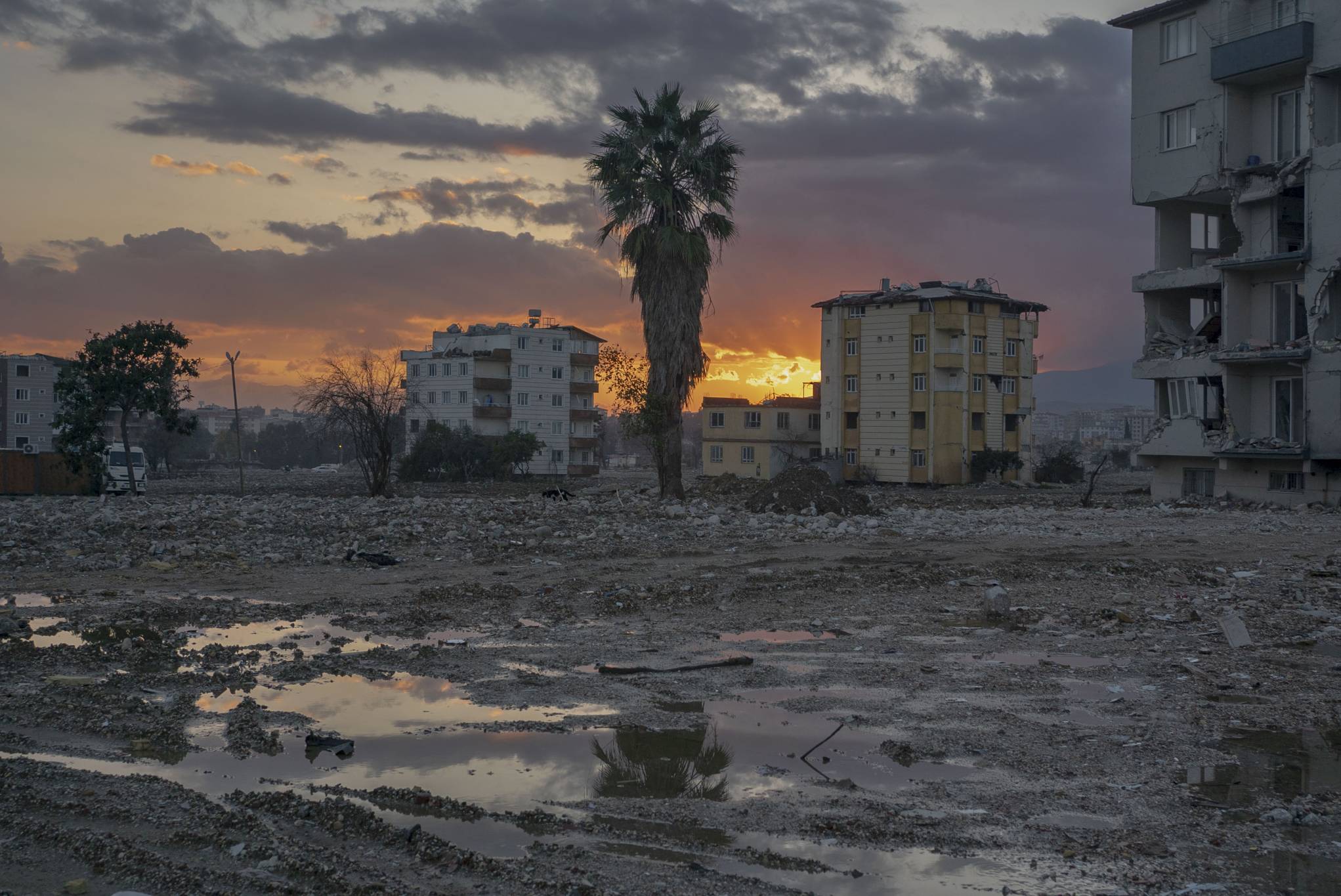 Un an après, un orchestre résiste au cœur des décombres du séisme à ...