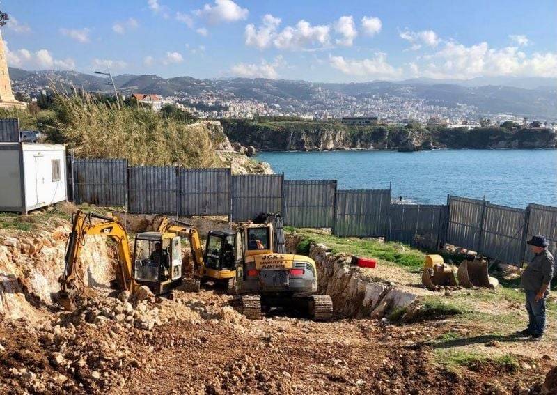 La construction au-dessus de la grotte du phoque-moine à Amchit gelée ...
