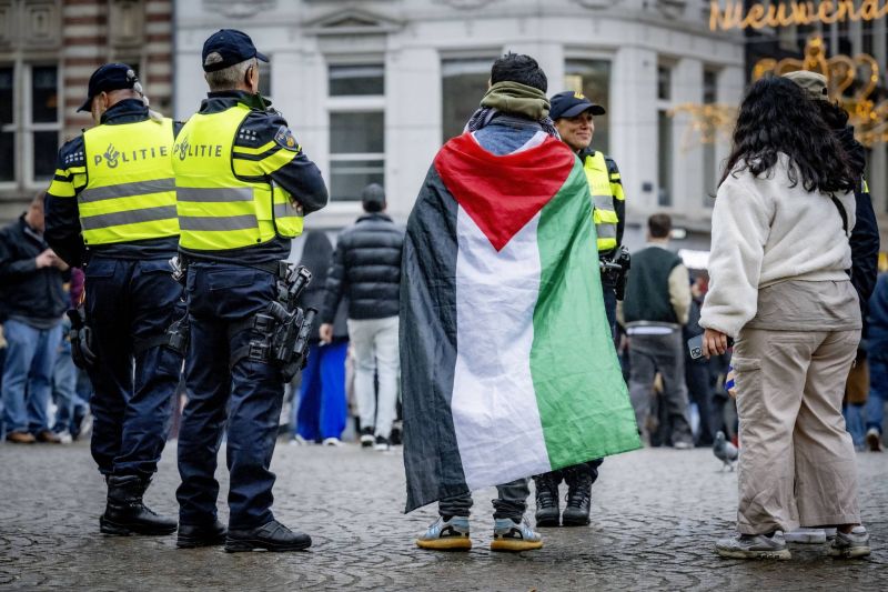 La police néerlandaise arrête des manifestants propalestiniens à ...