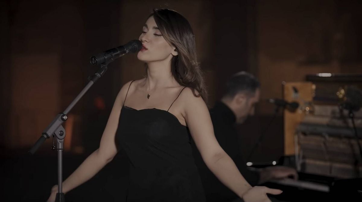 Après un concert sans voile, la chanteuse Parastoo Ahmadi et ses ...