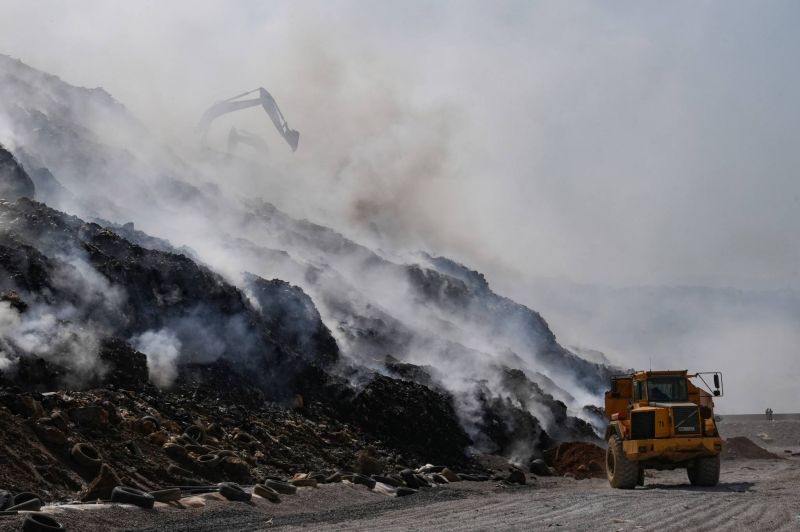 Grand incendie dans une usine d'éponges à Dohat Aramoun, au sud de ...