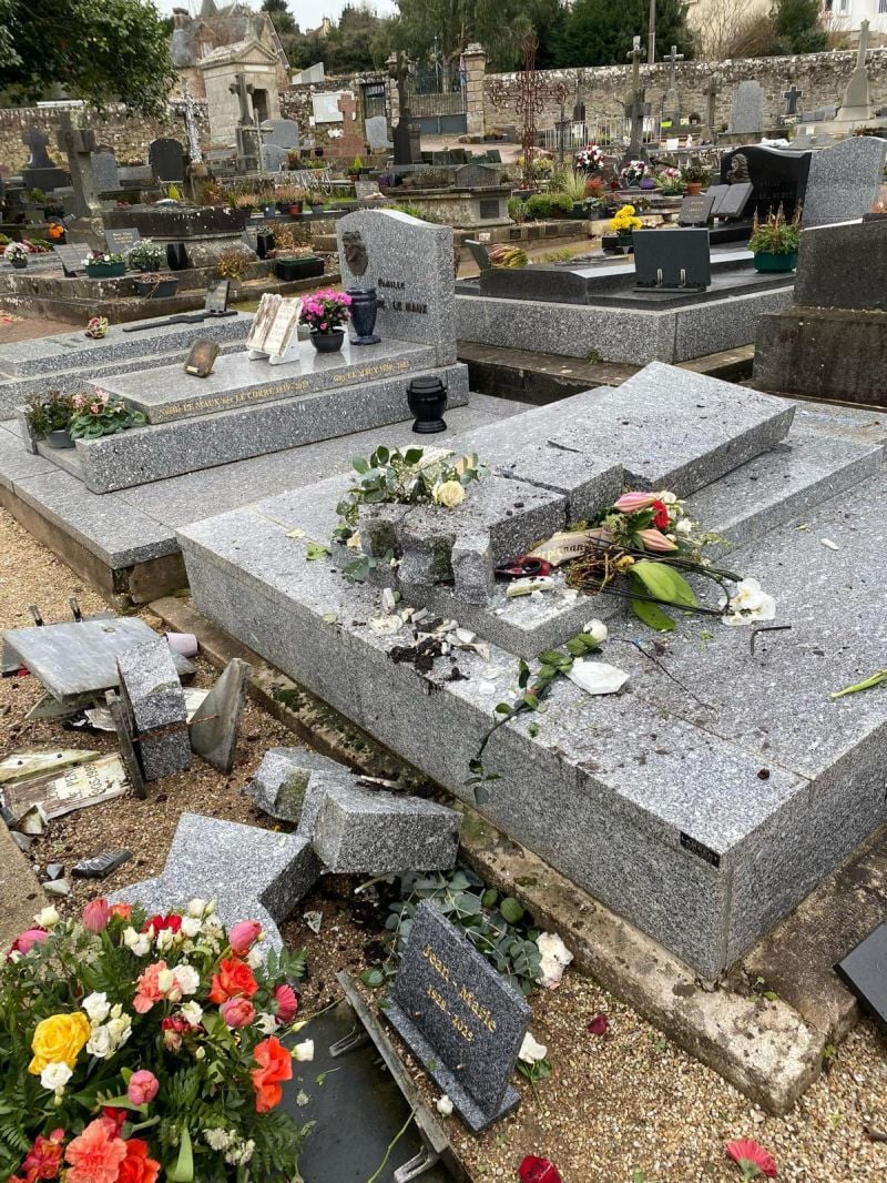 La tombe de Jean-Marie Le Pen dégradée - L'Orient-Le Jour