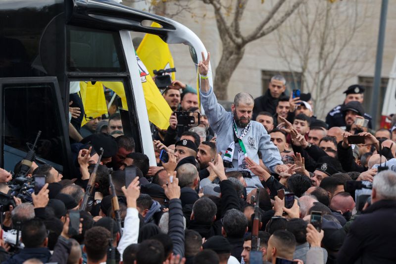 First bus carrying 32 Palestinian detainees welcomed with cheers in ...