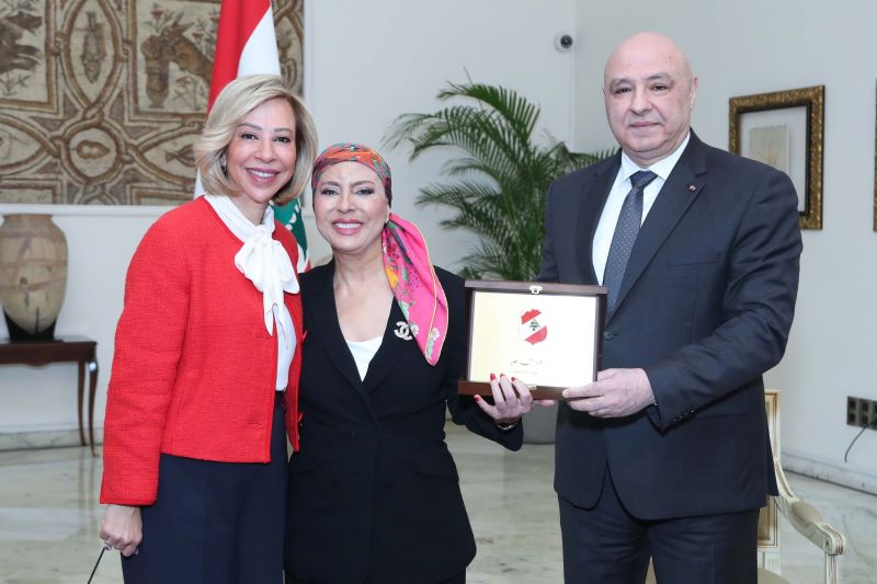 President Aoun and First Lady honor journalist Hoda Chedid for her ...