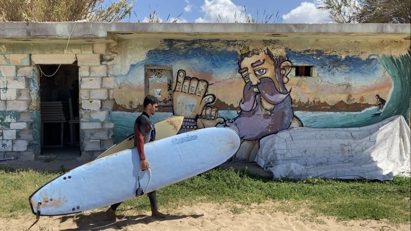 Depuis Jiyé, Ali Kassem planche sur la première école de surf de Syrie ...