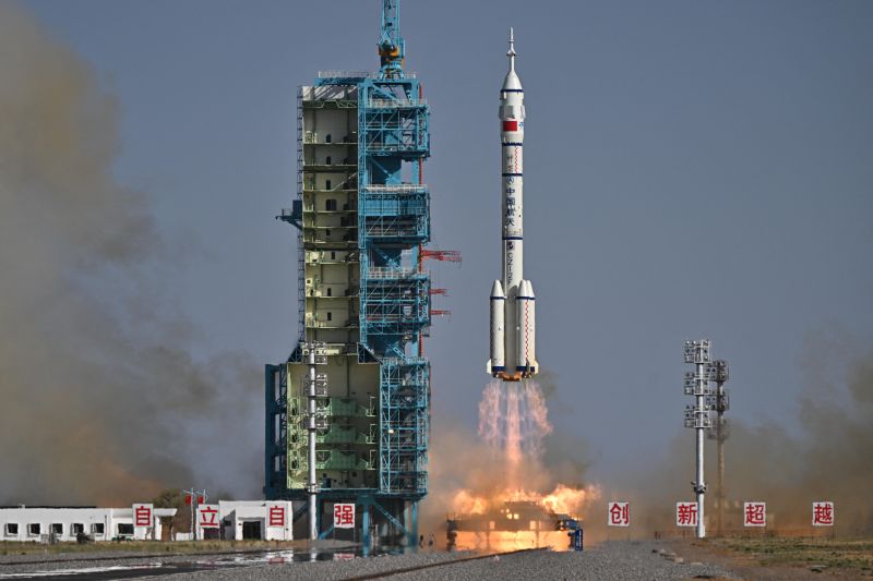 Un nouvel équipage s'envole pour la station spatiale chinoise - L ...