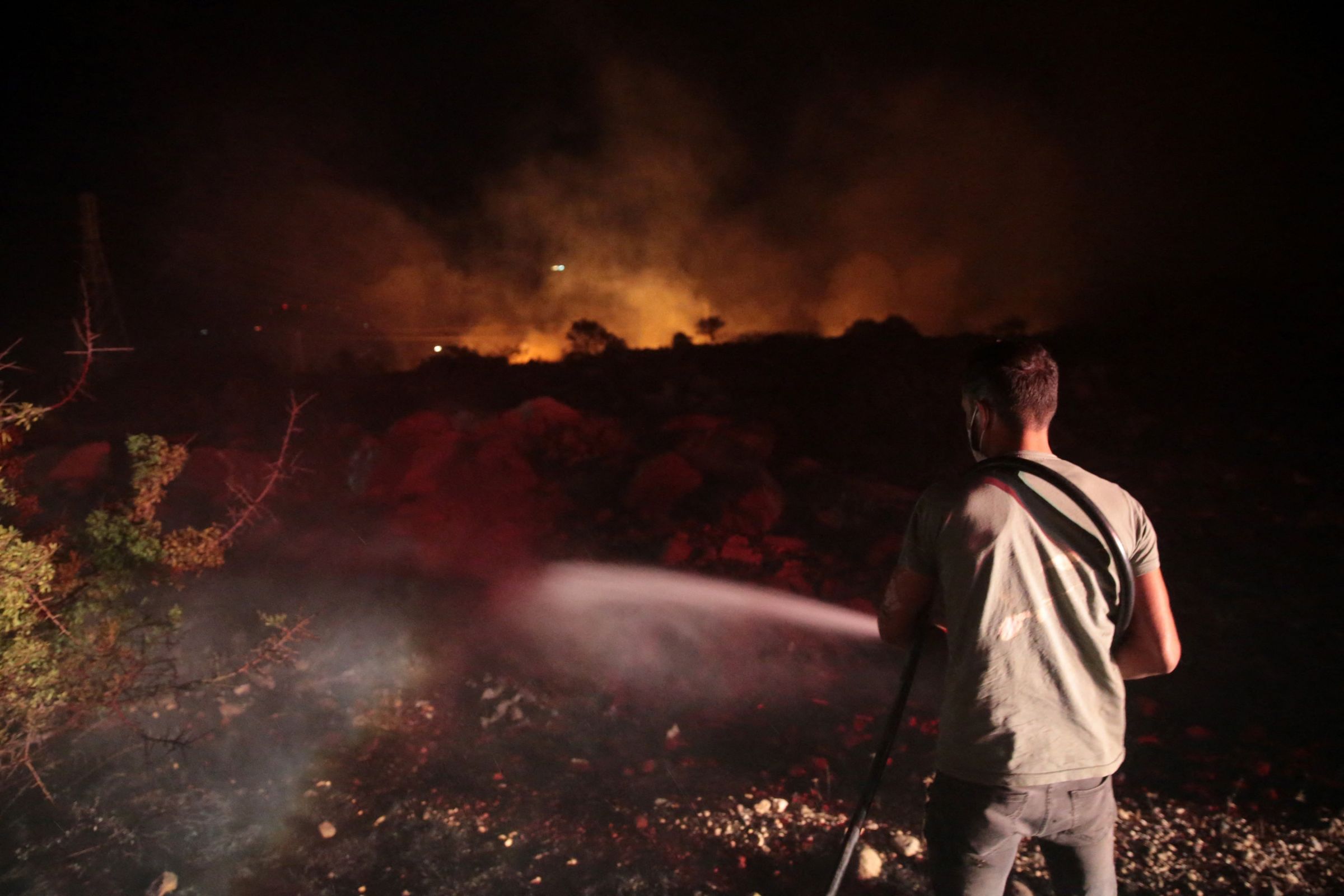 Thousands evacuated as Greek, Turkish wildfires rage - L'Orient Today