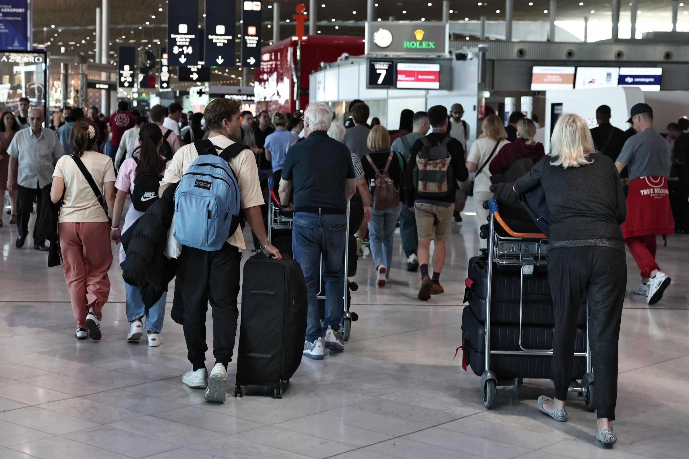 French airport workers go on strike: MEA adjusts Paris-Beirut flights ...