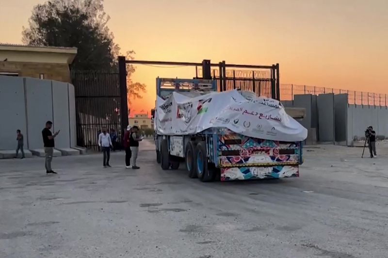 Egyptian media outlet close to government announces aid trucks entering ...