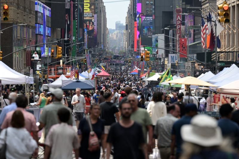 Un adolescent ouvre le feu et blesse trois personnes à Times Square à ...