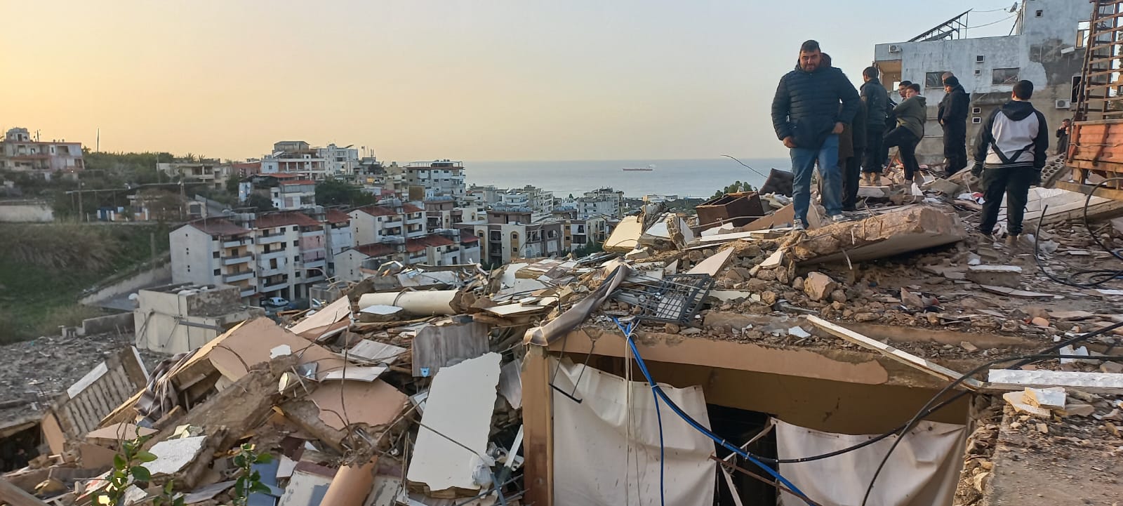 Building collapse in Tripoli: Civil Defense locates young girl under ...