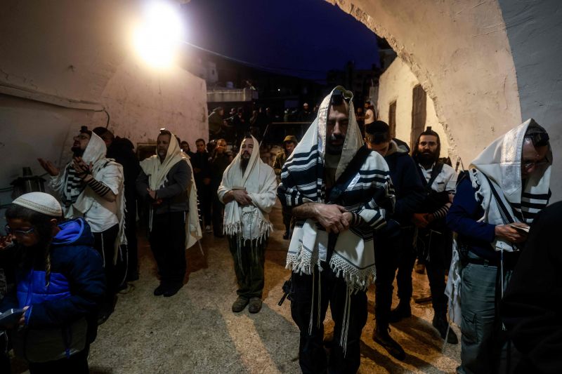 Prière juive matinale au tombeau de Joseph, un chef colon israélien ...