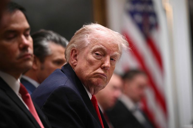 Il ne dort pas, il s'ennuie : Trump explique ses yeux clos en conseil ...