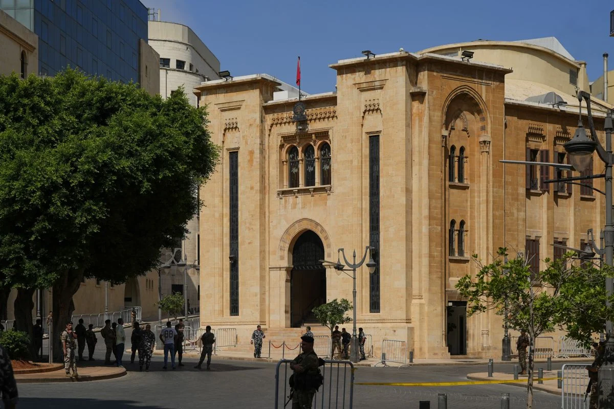 Scuffle between protesting civil servants and soldiers outside ...