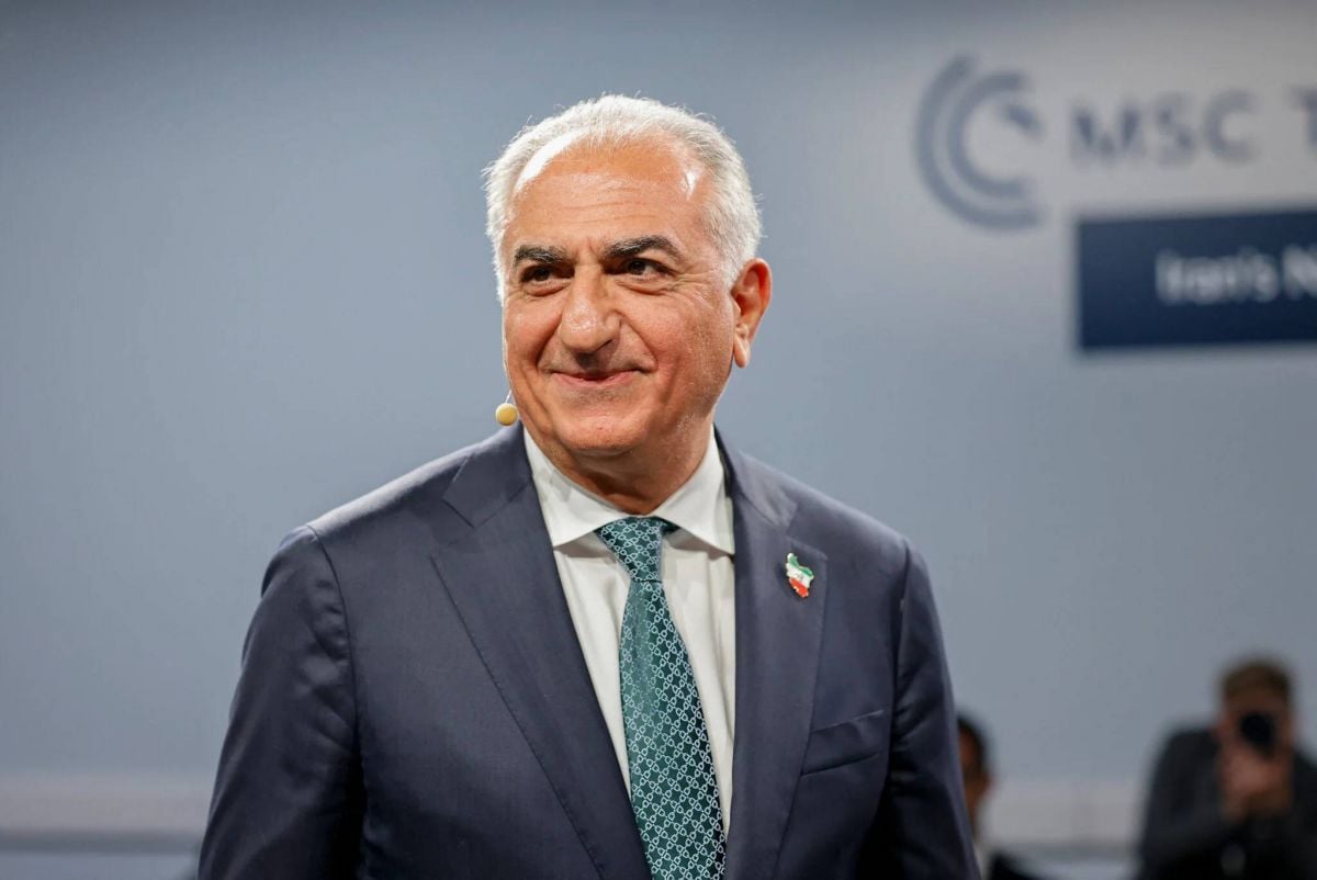 Iran’s exiled crown prince Reza Pahlavi splattered with red liquid in ...